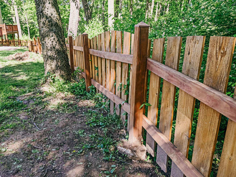 LAYING A MULCH BORDER UNDER OUR FENCE - Grove House Reno