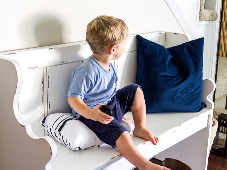 DIY PAINTED PILLOW COVER - Grove House Reno